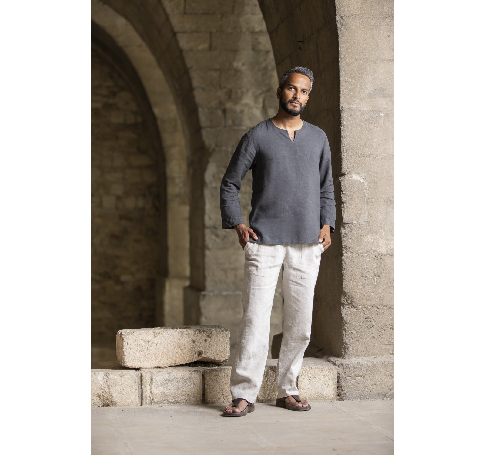 TUNIQUE EN LIN GRIS ANTHRACITE ET PANTALON EN LIN COULEUR NATURELLE